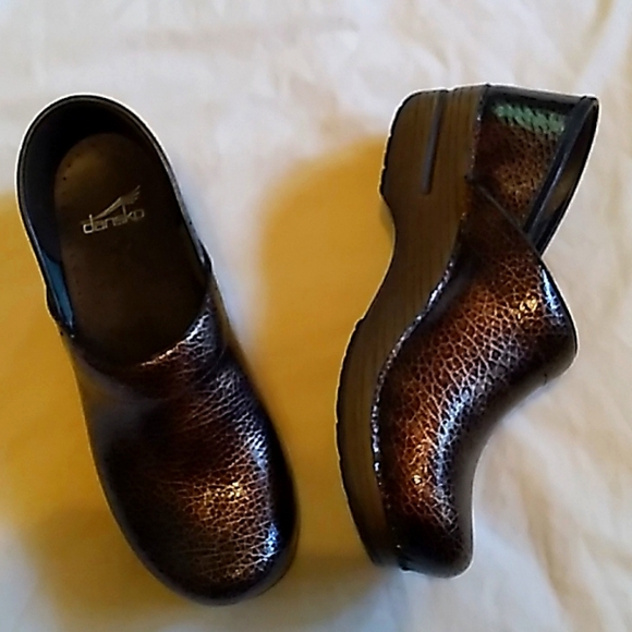 Dansko | Shoes | Womens Dansko Metallic Burgundy Gold Crackle Look ...
